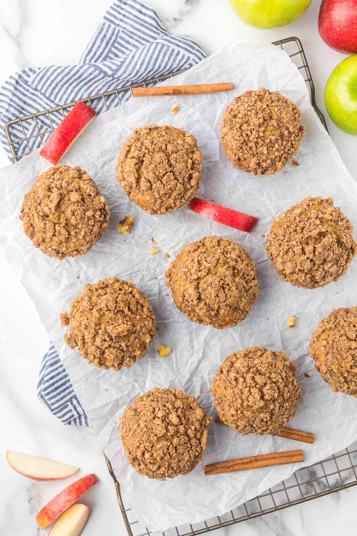 Soft & Moist Cinnamon Apple Crumble Muffins - fANNEtastic food